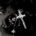 155+ aesthetic black PFP ideas for a minimal & cool look